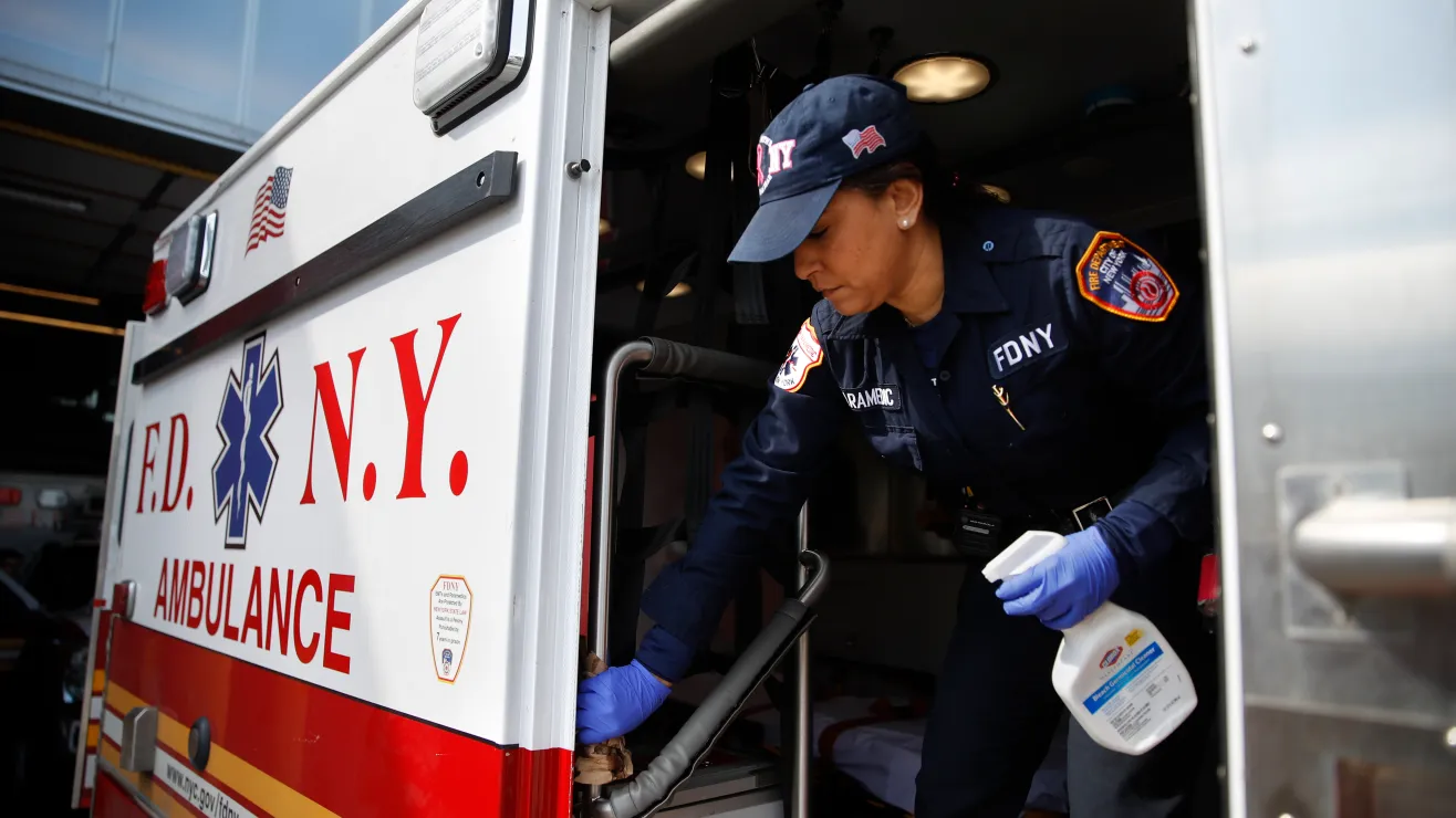 Anciana de 94 años atropellada por camioneta de USPS en Queens - El Radar Digital